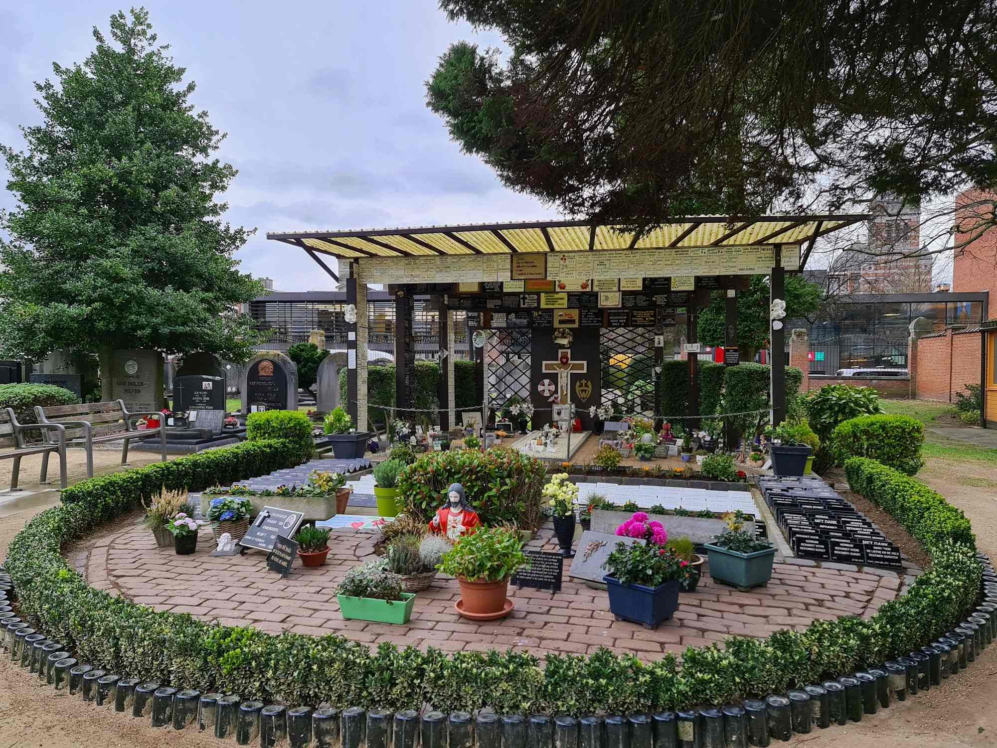 Naar het graf van Herman Wijns en langs het kasteel van Bouckenborgh ...