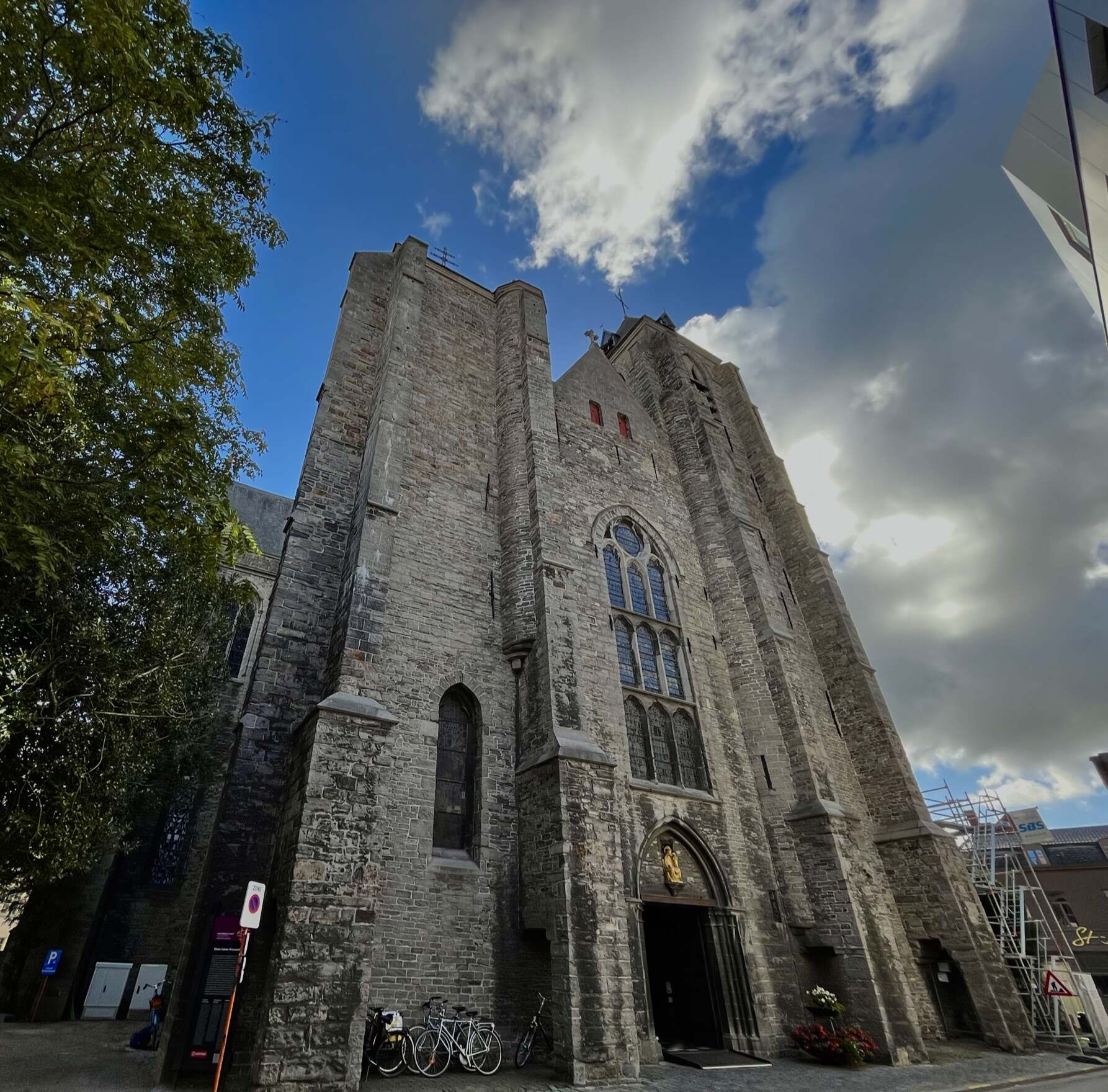 Kortrijk – Baggaertshof – Passionistenklooster – Graf van de zalige ...